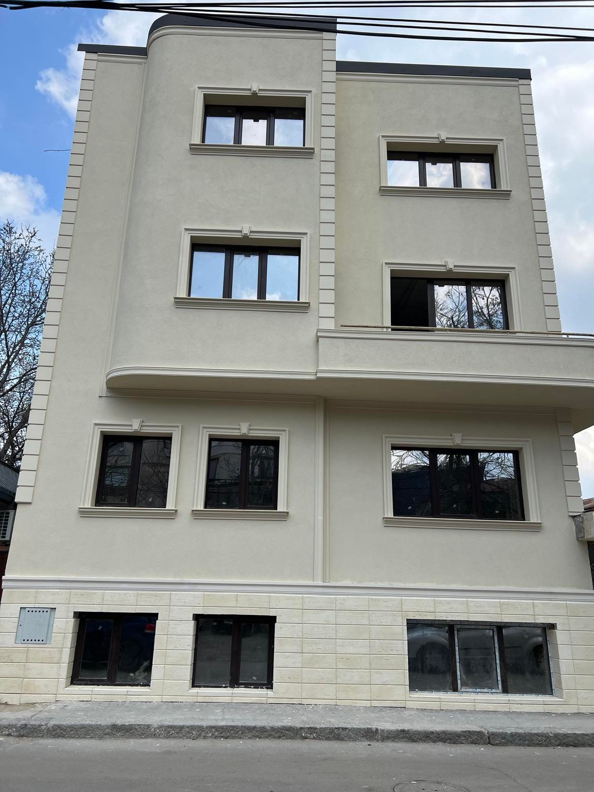 Vand afacere in domeniul inchirieri spatii comerciale.